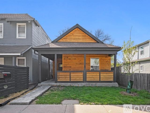 2 BR, 1 BA Apartment 2728 Holly St, Kansas City, MO 64108
