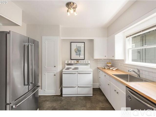 2 BR, 1 BA Apartment 2752 SE 26th Ave, Portland, OR 97202