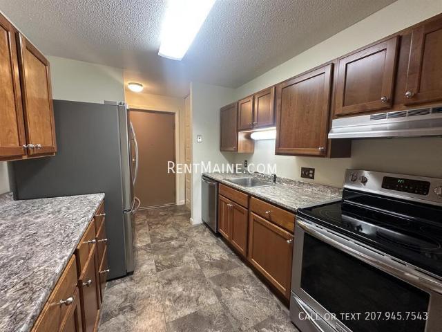 2 BR, 1 BA Apartment 27d Longrale Park, Bangor, ME 04401