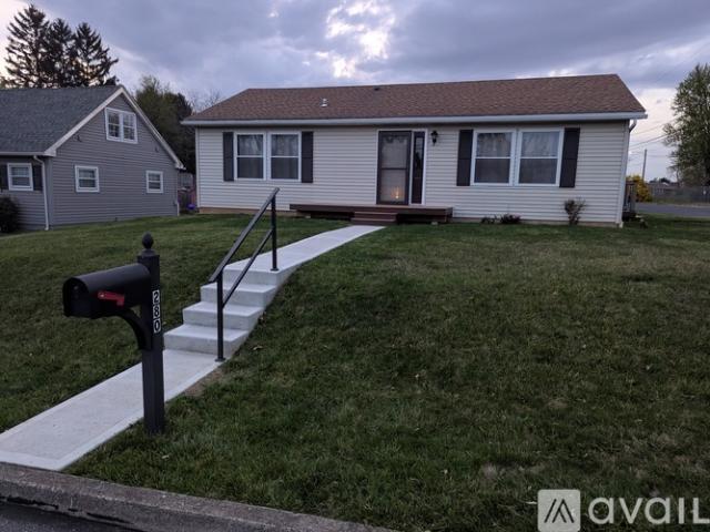 2 BR, 1 BA Apartment 280 Pennsylvania Avenue, Catasauqua, PA 18032