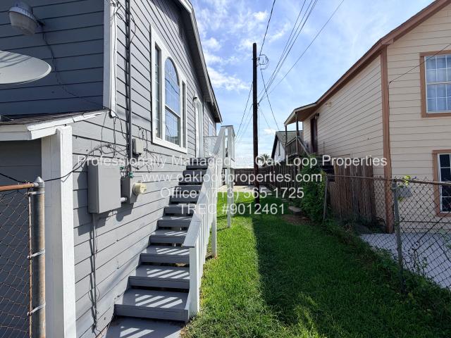 2 BR, 1 BA Apartment 2811 1/2 Market St B, Baytown, TX 77520