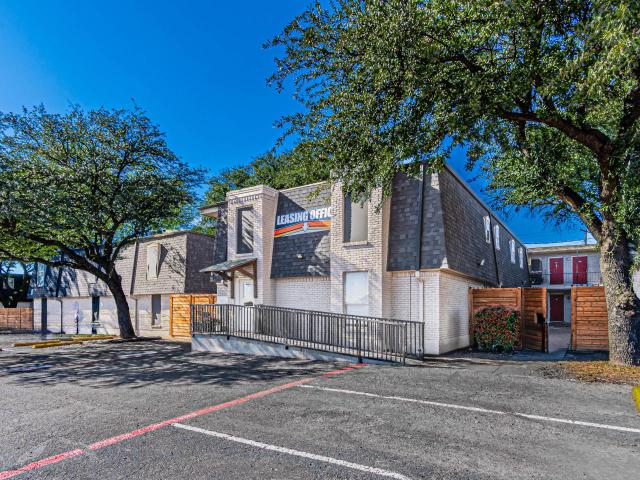 2 BR, 1 BA Apartment 2900 South Freeway Unit 4 220, Fort Worth, TX 76104
