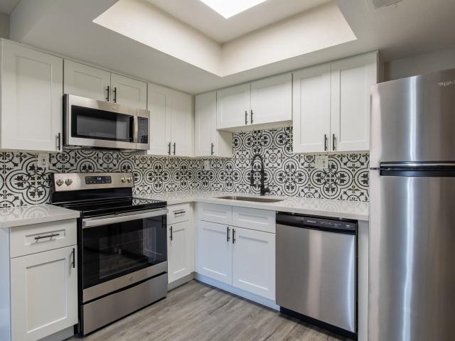 2 BR, 1 BA Apartment 2930 N 52nd St Unit 106, Phoenix, AZ 85018