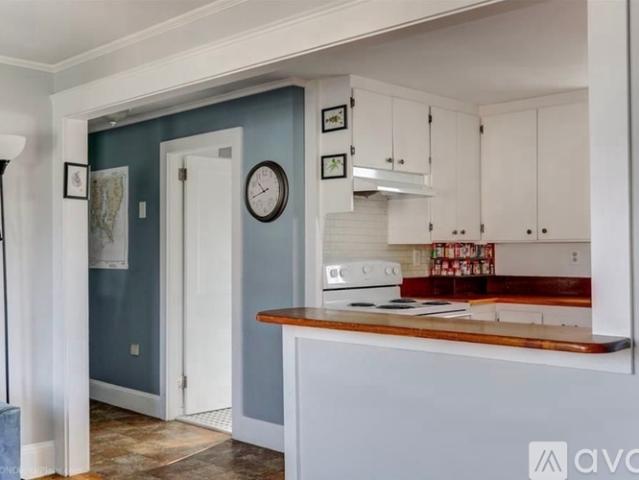 2 BR, 1 BA Apartment 29 Sherwood Road, Unit 2, Middletown, RI 02842