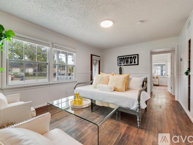 2 BR, 1 BA Apartment 202 Pine St, Arlington, TX 76011