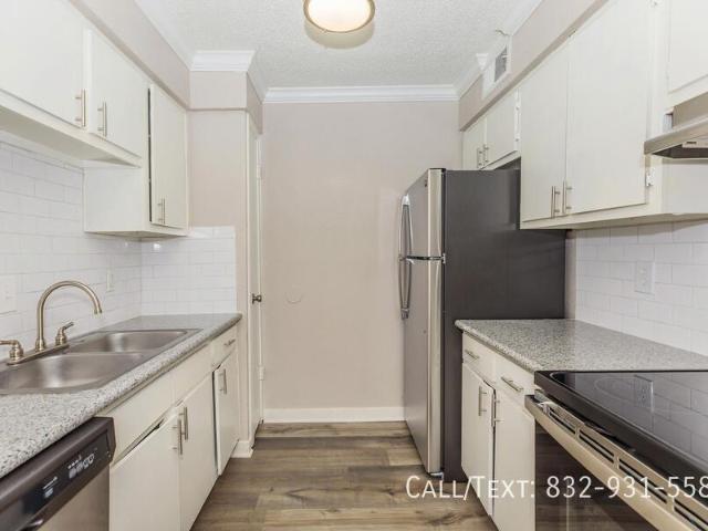 2 BR, 1 BA Apartment 2067 Spenwick Dr, Houston, TX 77055