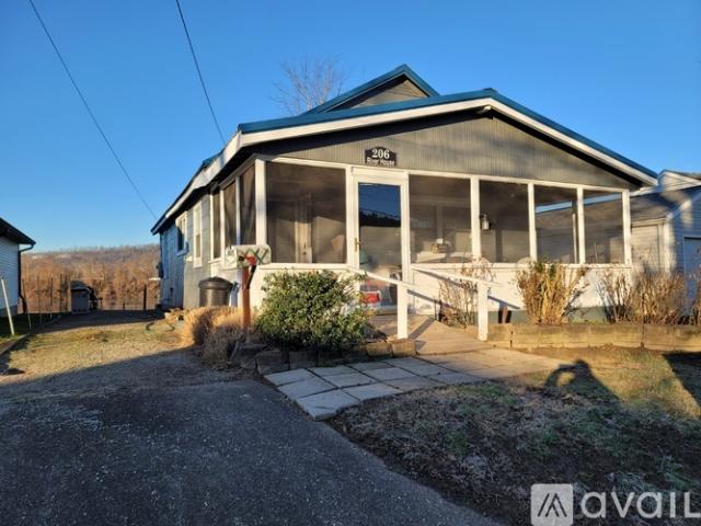 2 BR, 1 BA Apartment 206 Kanawha Avenue, Nitro, WV 25143