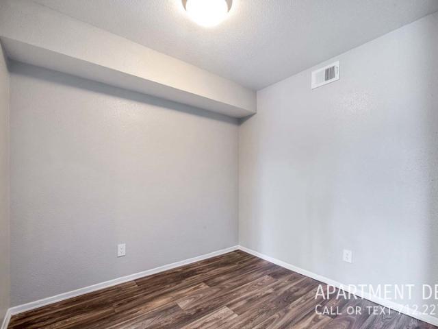 2 BR, 1 BA Apartment 20 Alvarado DrÂ, Houston, TX 77035