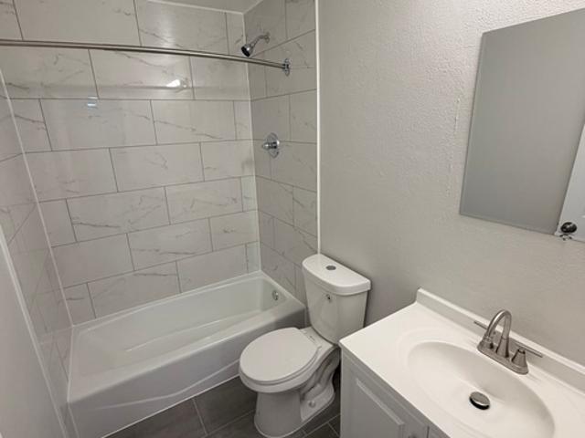 2 BR, 1 BA Apartment 210 High Line St, Unit 6, Belvidere, IL 61008
