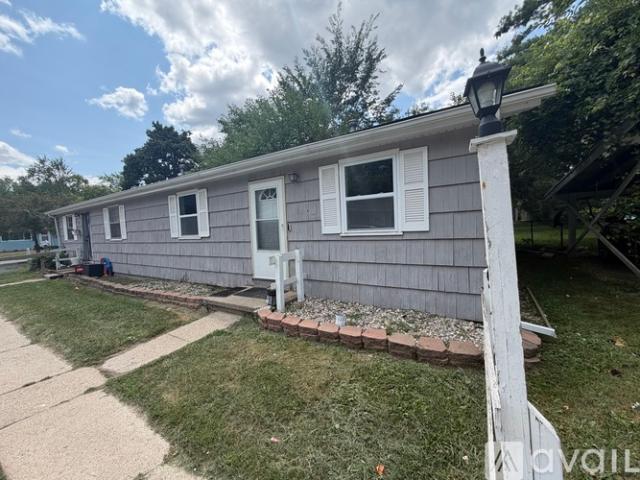 2 BR, 1 BA Apartment 2114 Ferrol St, Unit 2118, Lansing, MI 48910