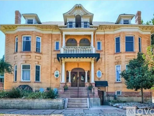2 BR, 1 BA Apartment 2124 East 17th Avenue, Unit 7, Denver, CO 80206