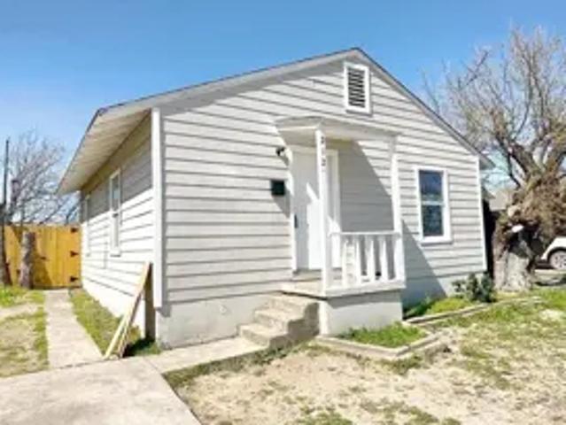 2 BR, 1 BA Apartment 2125 Grayson Ave, Fort Worth, TX 76106