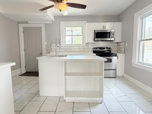 2 BR, 1 BA Apartment 2177 2181 Howard Ave, Windsor, ON N8X3T9