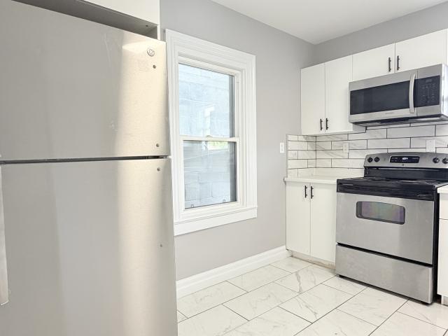 2 BR, 1 BA Apartment 2177 2181 Howard Ave, Windsor, ON N8X3T9
