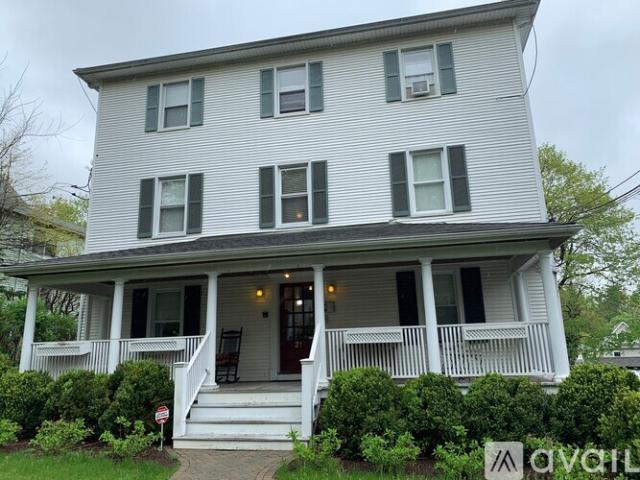 2 BR, 1 BA Apartment 21 Oak Ridge Street, Unit 2, Greenwich, CT 06830