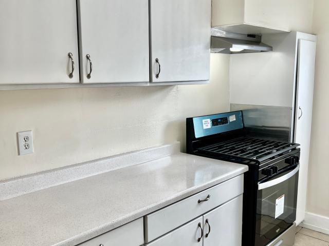 2 BR, 1 BA Apartment 220 E 20th St, Long Beach, CA 90806