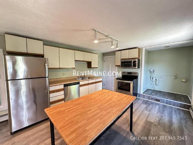2 BR, 1 BA Apartment 233 Parkview Ave. Apt Bangor, ME 04401