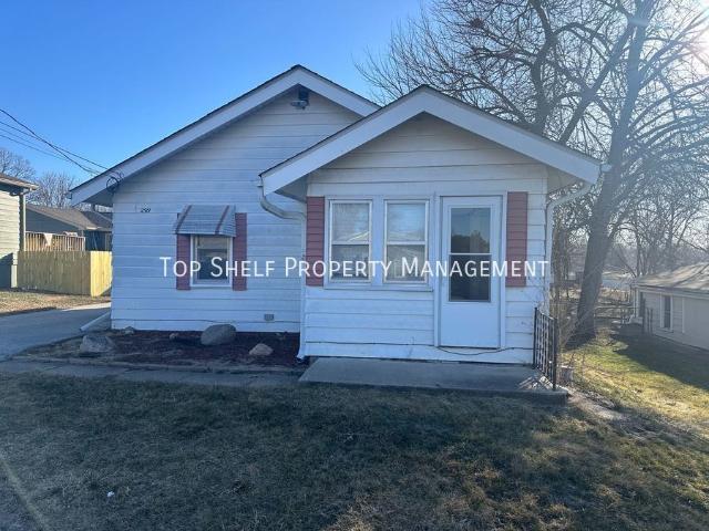 2 BR, 1 BA Apartment 2319 E 40th Ct, Des Moines, IA 50317