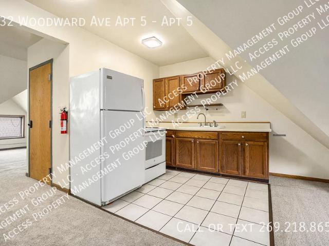 2 BR, 1 BA Apartment 232 Woodward Ave Apt 5, Kalamazoo, MI 49007