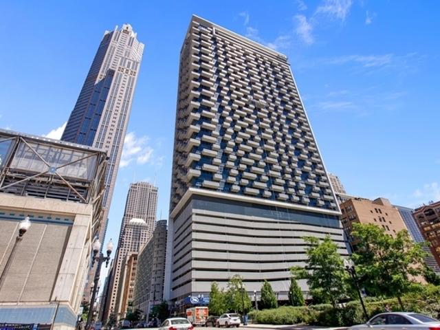 2 BR, 1 BA Apartment 235 West Van Buren St, Chicago, IL 60607