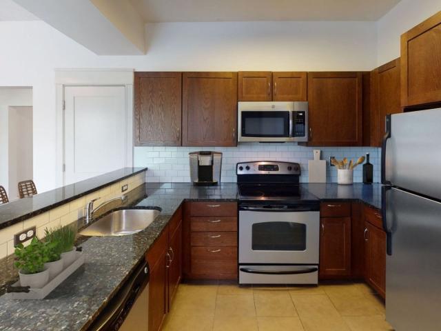 2 BR, 1 BA Apartment 3430 Gillham Road Unit 01, Kansas City, MO 64111