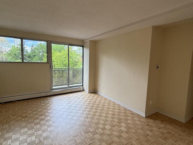 2 BR, 1 BA Apartment 345 Laurier Ave E, Ottawa, ON K1N 6R5