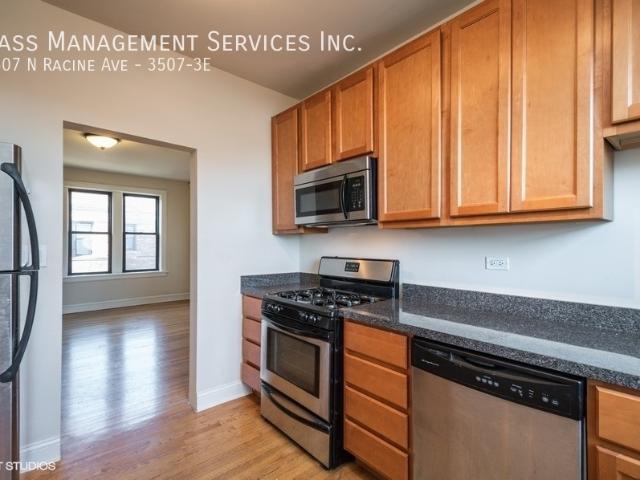2 BR, 1 BA Apartment 3507 N Racine Ave, Chicago, IL 60657