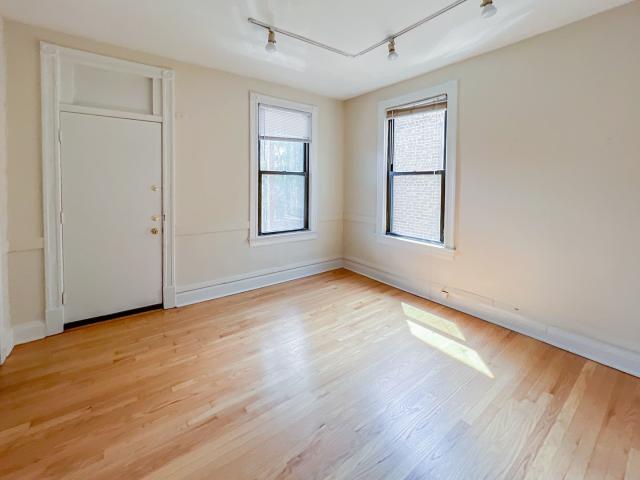 2 BR, 1 BA Apartment 3525 North Wilton Avenue Unit 3525W 1F, Chicago, IL 60657
