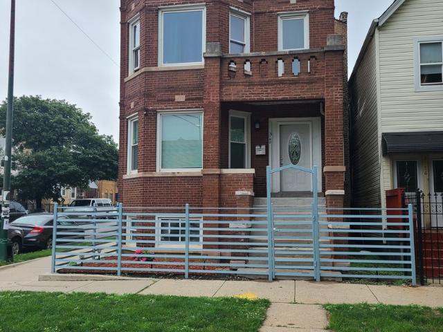 2 BR, 1 BA Apartment 3580 West Dickens Ave, Chicago, IL 60647