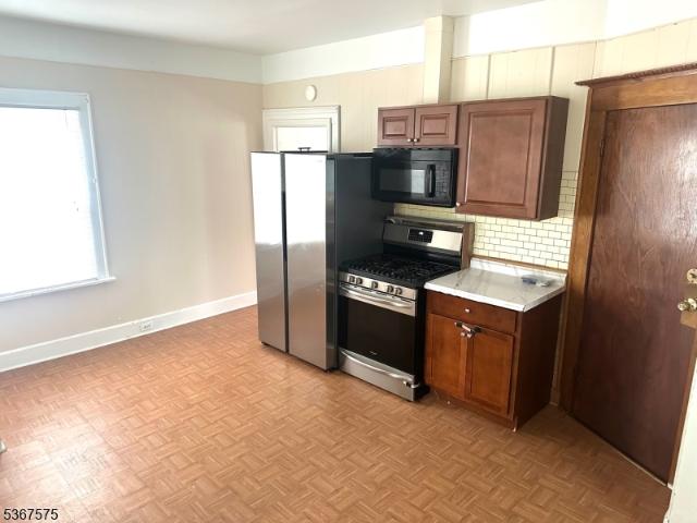 2 BR, 1 BA Apartment 35 Huron Ave, Clifton, NJ 7013