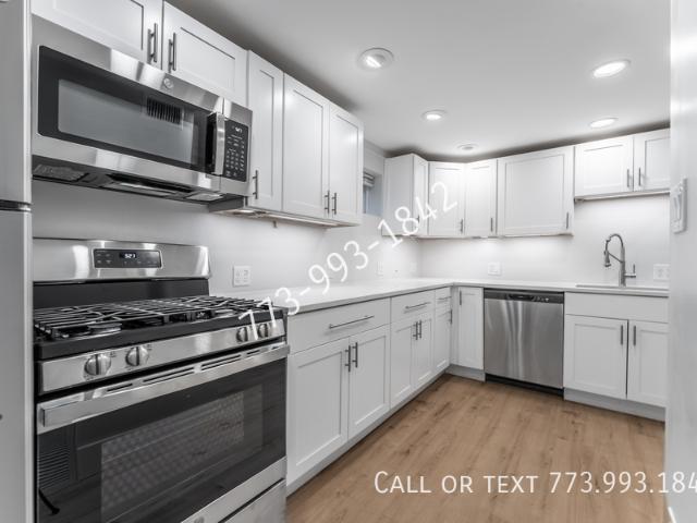 2 BR, 1 BA Apartment 3658 W George St, Chicago, IL 60618