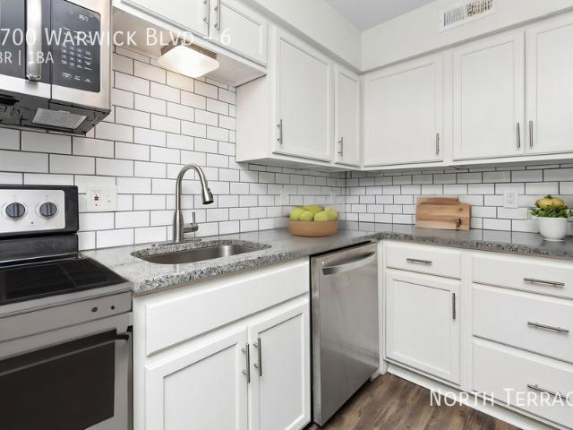 2 BR, 1 BA Apartment 3700 Warwick Blvd, Kansas City, MO 64111