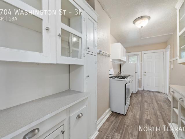 2 BR, 1 BA Apartment 3704 Washington St, Kansas City, MO 64111