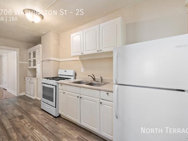2 BR, 1 BA Apartment 3706 Washington St, Kansas City, MO 64111