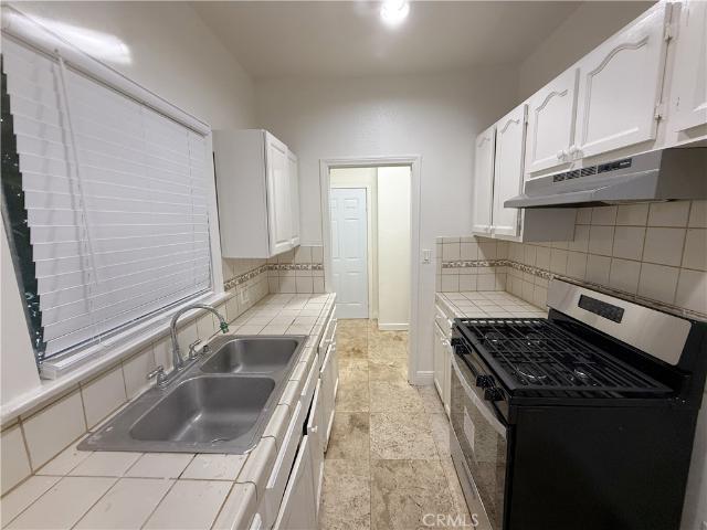 2 BR, 1 BA Apartment 3921 Walton Avenue, Los Angeles, CA 90037