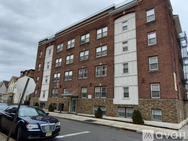 2 BR, 1 BA Apartment 39 N Burnett St, Unit b, East Orange, NJ 07017