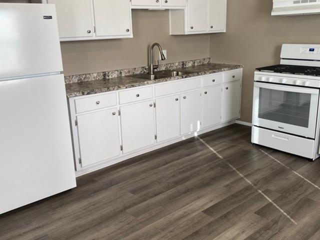 2 BR, 1 BA Apartment 300 W 9th St, Unit 1, Henrietta, MO 64036