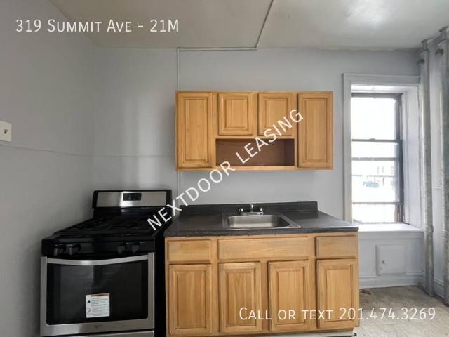 2 BR, 1 BA Apartment 319 Summit Ave, Jersey City, NJ 07306