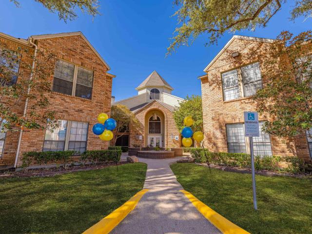 2 BR, 1 BA Apartment 3200 South Center Street Unit A211, Arlington, TX 76014