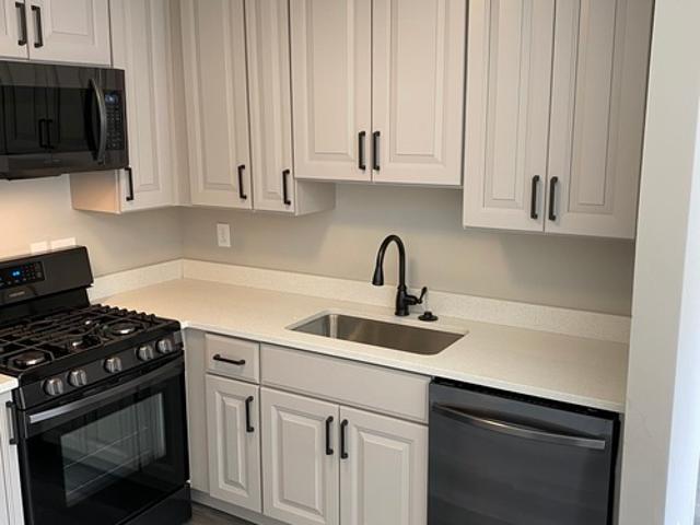 2 BR, 1 BA Apartment 3225 Benjamin Avenue, Unit 2, Royal Oak, MI 48073