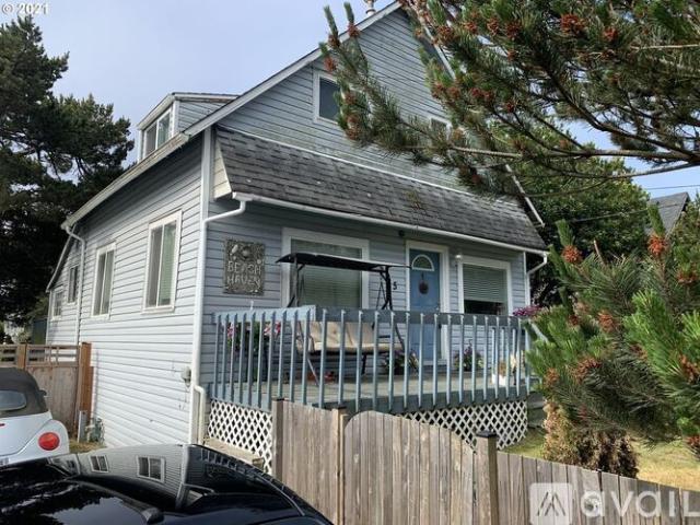 2 BR, 1 BA Apartment 325 8th Avenue, Seaside, OR 97138