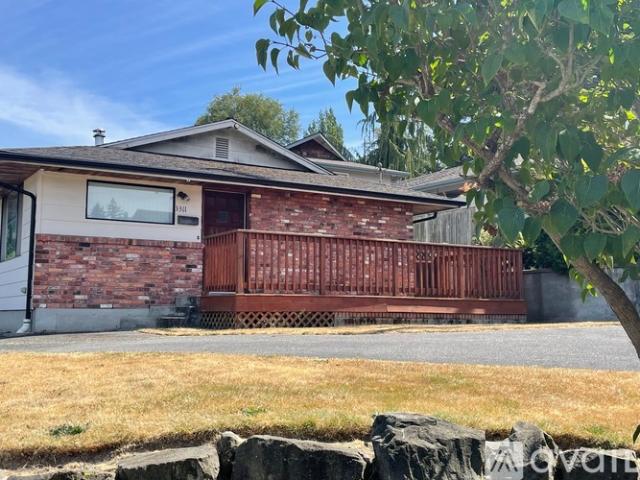 2 BR, 1 BA Apartment 3311 Kromer Ave, Everett, WA 98201