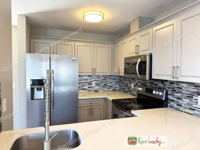2 BR, 1 BA Apartment 3315 Claremont Ave S, Seattle, WA 98144