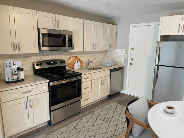 2 BR, 1 BA Apartment 3 Sapling Cir Unit 08, Nashua, NH 03062
