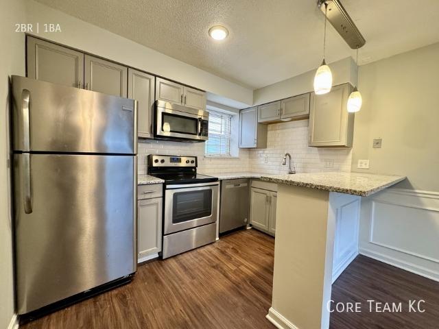 2 BR, 1 BA Apartment 4410 Jarboe St, Kansas City, MO 64111