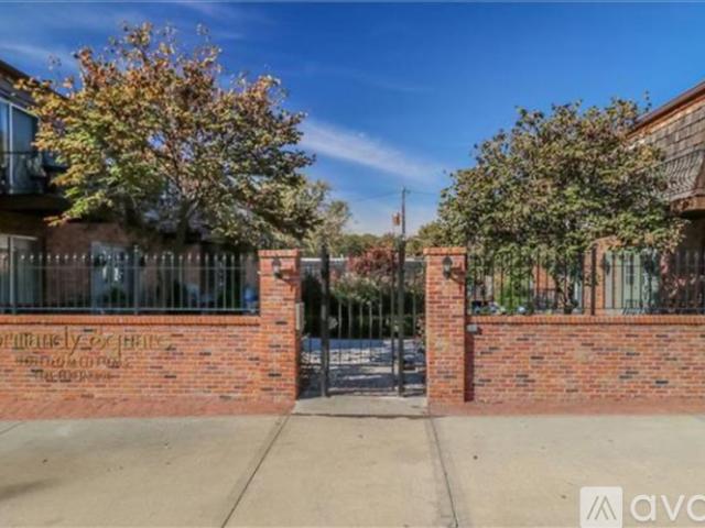2 BR, 1 BA Apartment 4426 Jarboe Street, Unit 5, Kansas City, MO 64111