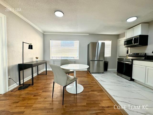 2 BR, 1 BA Apartment 4511 Roanoke Pkwy, Kansas City, MO 64111