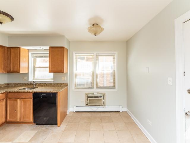 2 BR, 1 BA Apartment 4540 North Wolcott Avenue, Chicago, IL 60640