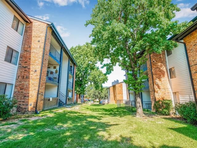 2 BR, 1 BA Apartment 4600 West Pioneer Drive, Irving, TX 75061