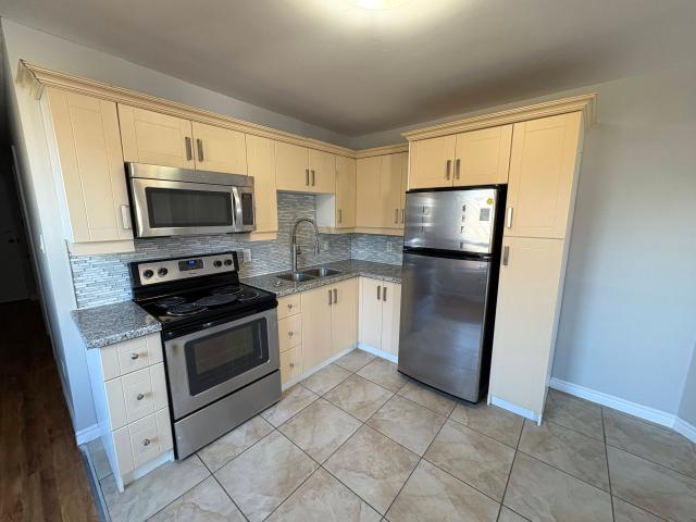 2 BR, 1 BA Apartment 469 King St West, Hamilton, ON L8P1B8